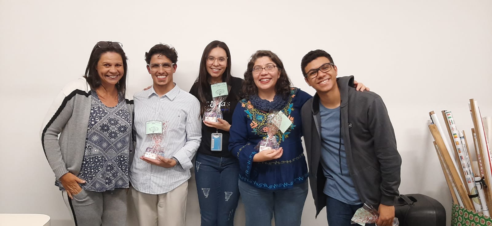 Orientados pela Profa. Luciana Azeredo, alunos de Letras realizam ...